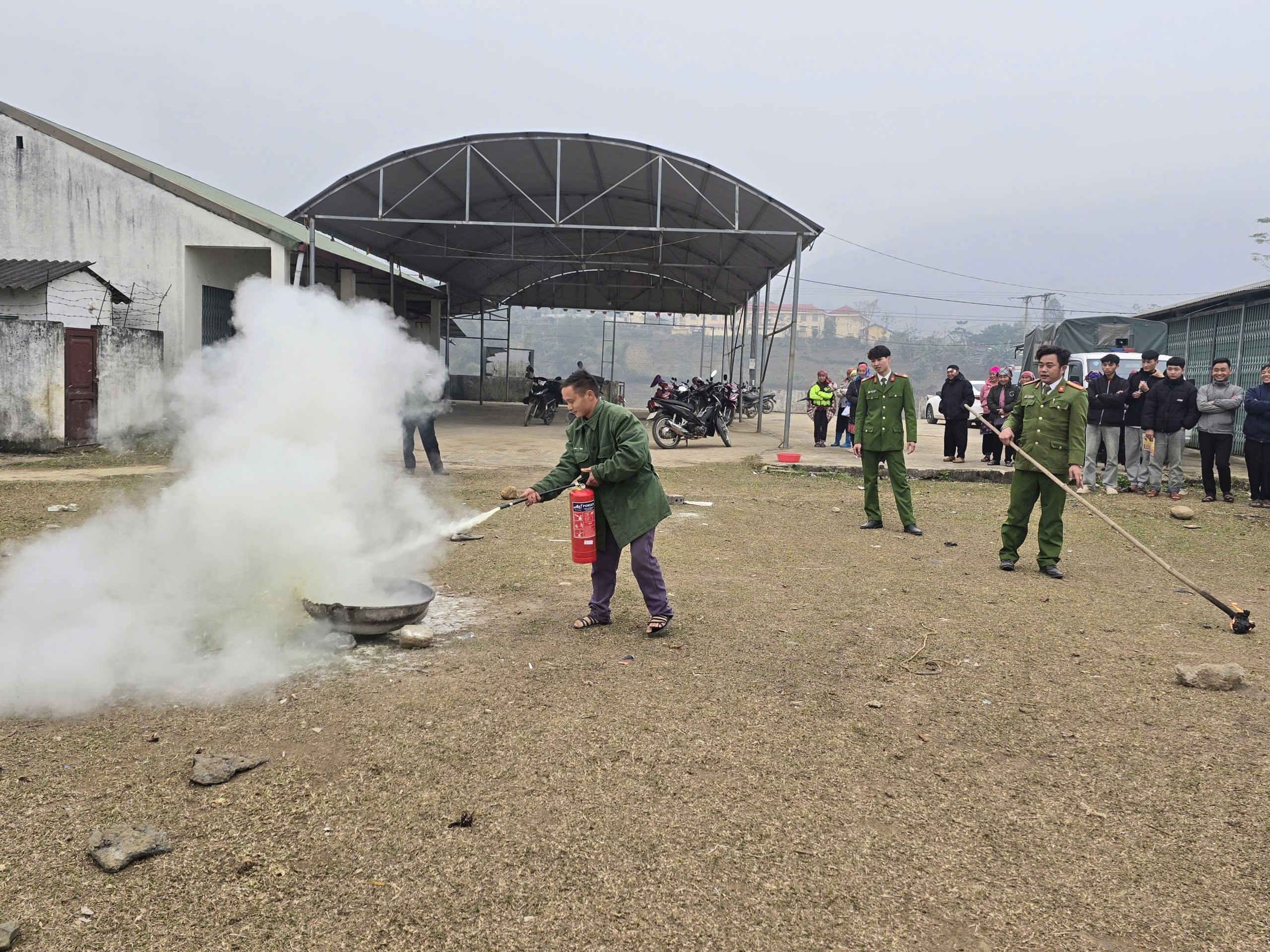 Công an xã Dền Sáng ra mắt mô hình điểm chữa cháy công cộng tại thôn Làng Mới